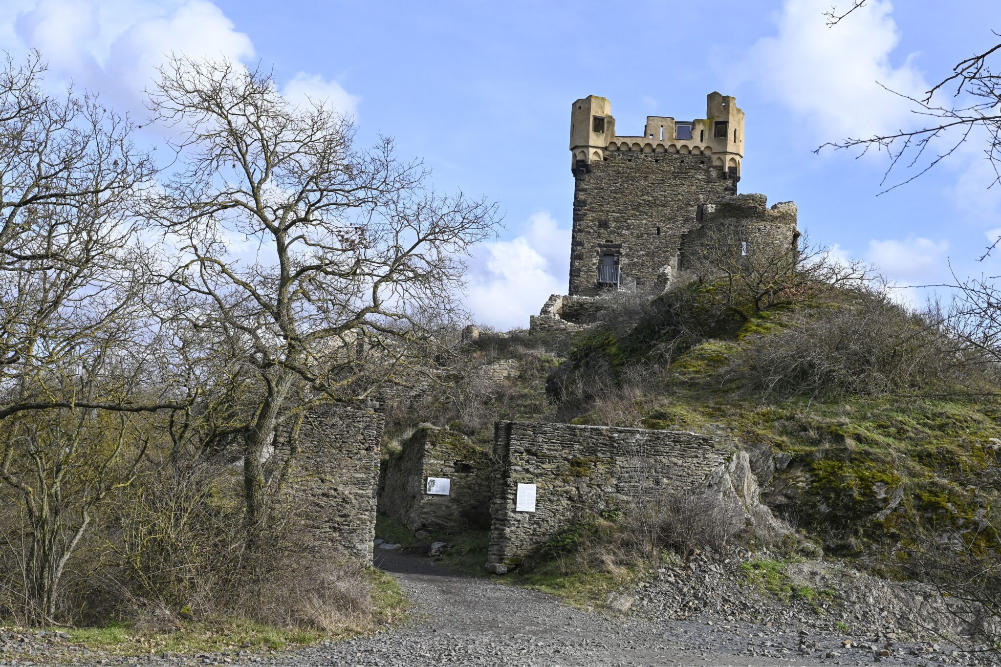 Burgruine gesichert für die Enkelkinder – Maifeld Aktuell